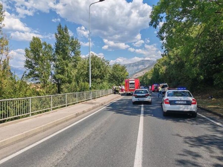 Kamion sletio u provaliju prema Neretvi: U toku izvlačenje vozača, saobraćanje otežano