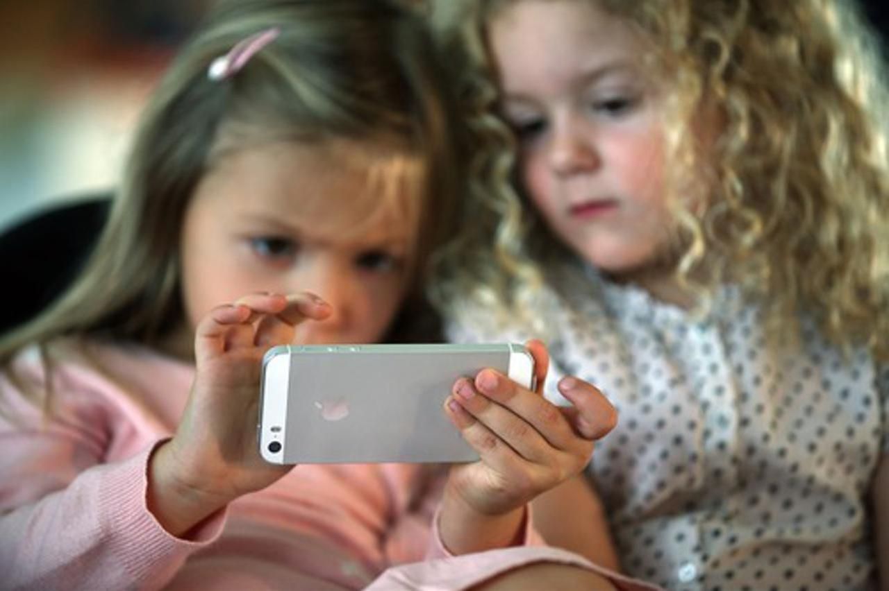 Alarmantno! I mala djeca u BiH koriste mobitele, a na društvenim ...