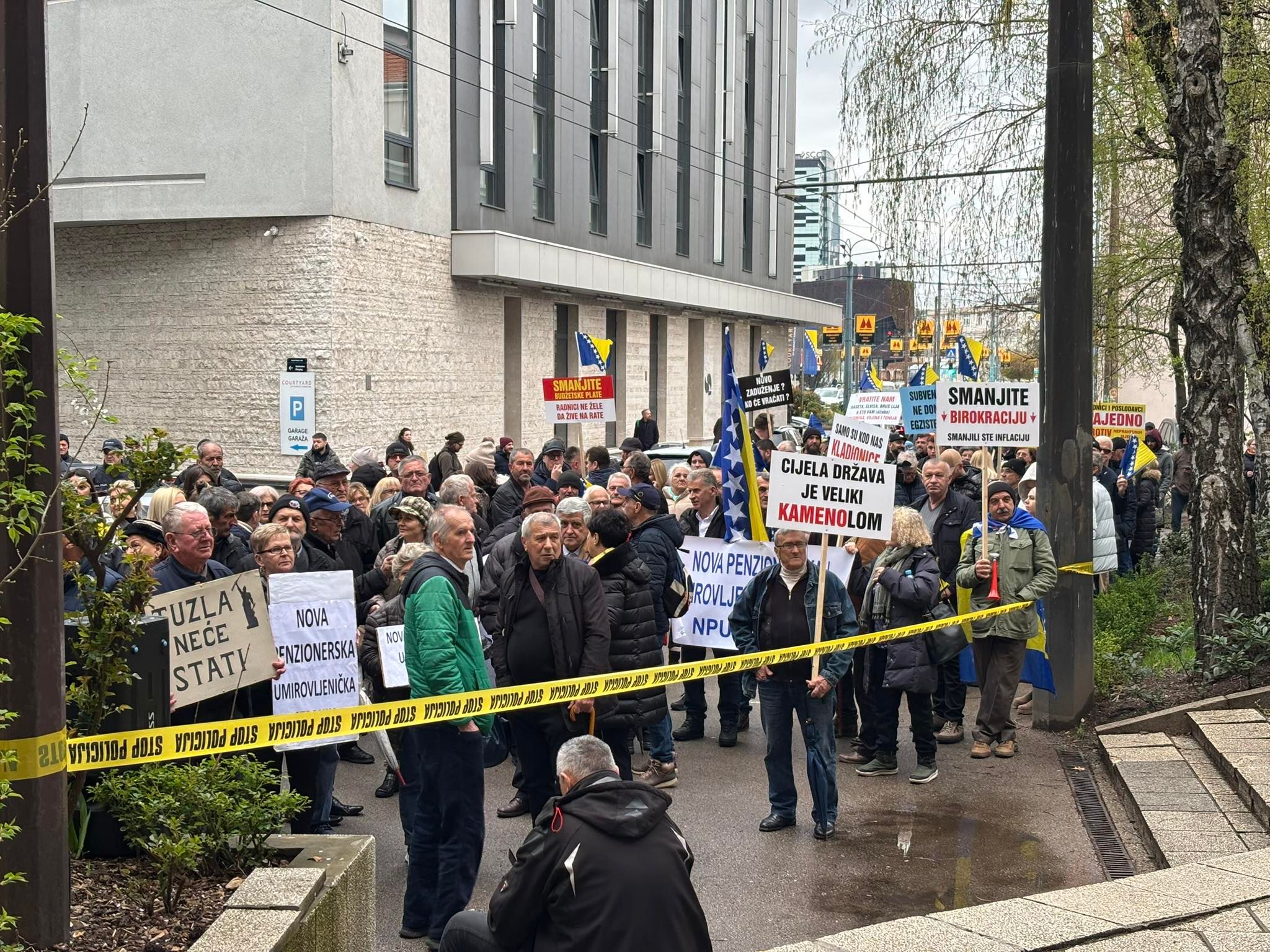 Hayat.ba na licu mjesta: Slab odaziv građana na proteste ispred ...