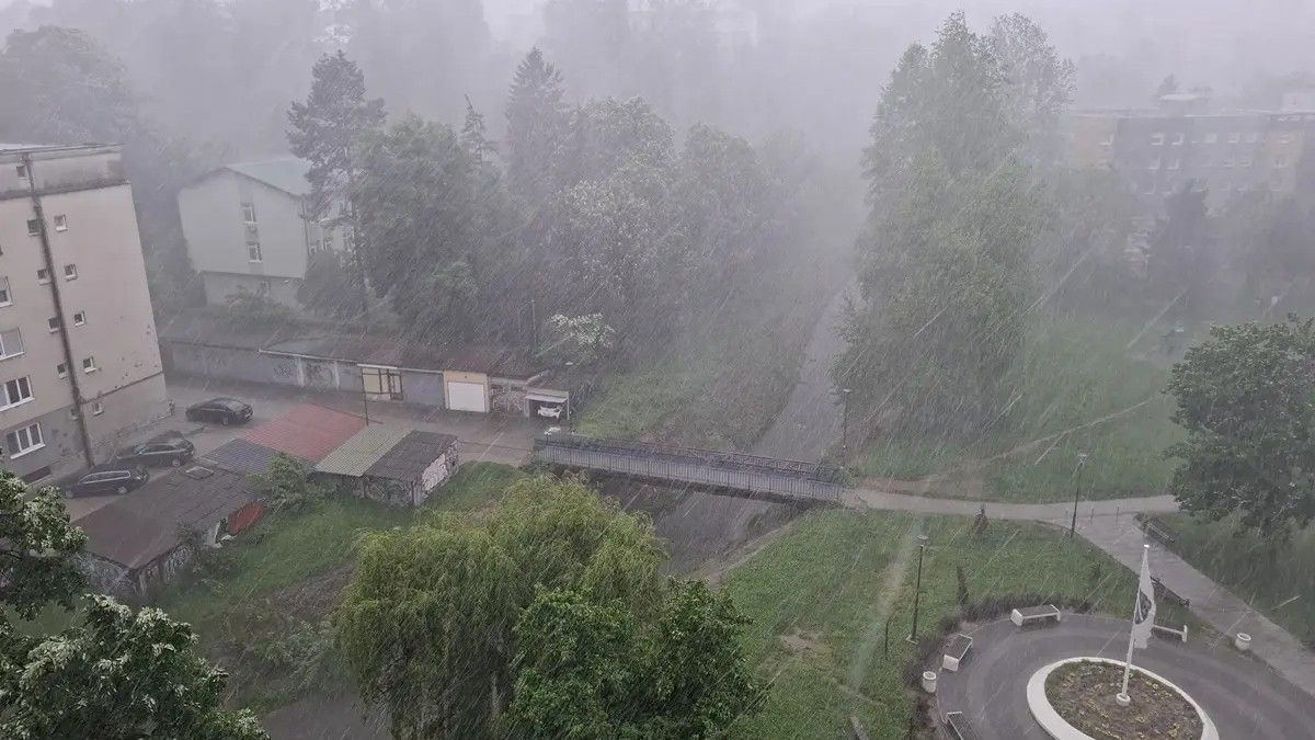 Jako nevrijeme pogodilo bh. grad: Ulice pod vodom, nastao kolaps