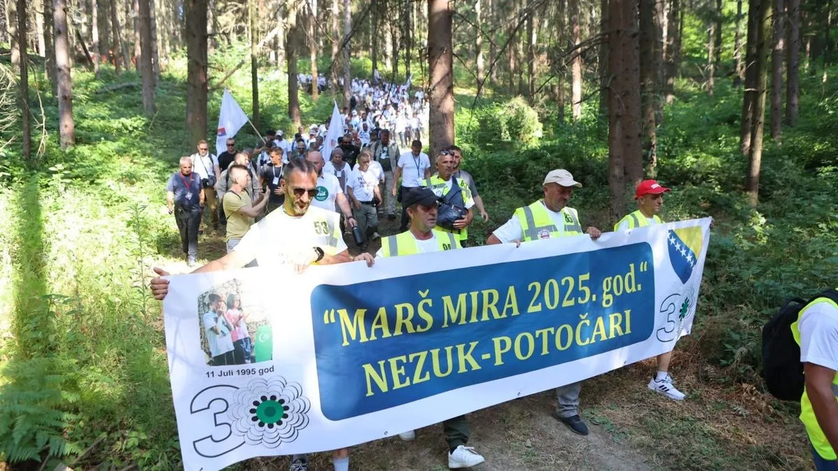 Marš mira: Više od 6.600 osoba jutros krenulo iz Nezuka u Potočare