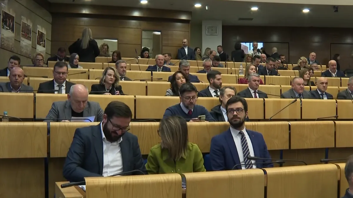 Vlast krpi budžetske rupe: Do juna planirano zaduženje FBiH od 800 ...